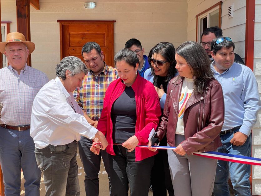 Entregan primera casa definitiva en Santa Juana tras incendios forestales