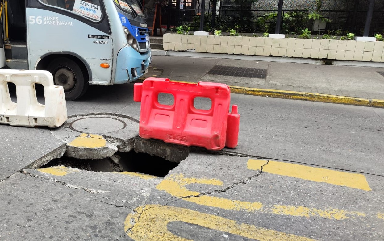 Enorme socavón en el centro de Concepción provoca desvíos