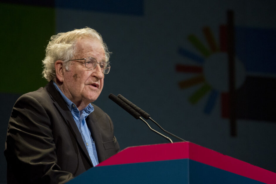 Noam Chomsky y su crítica a la industria de los medios de comunicación